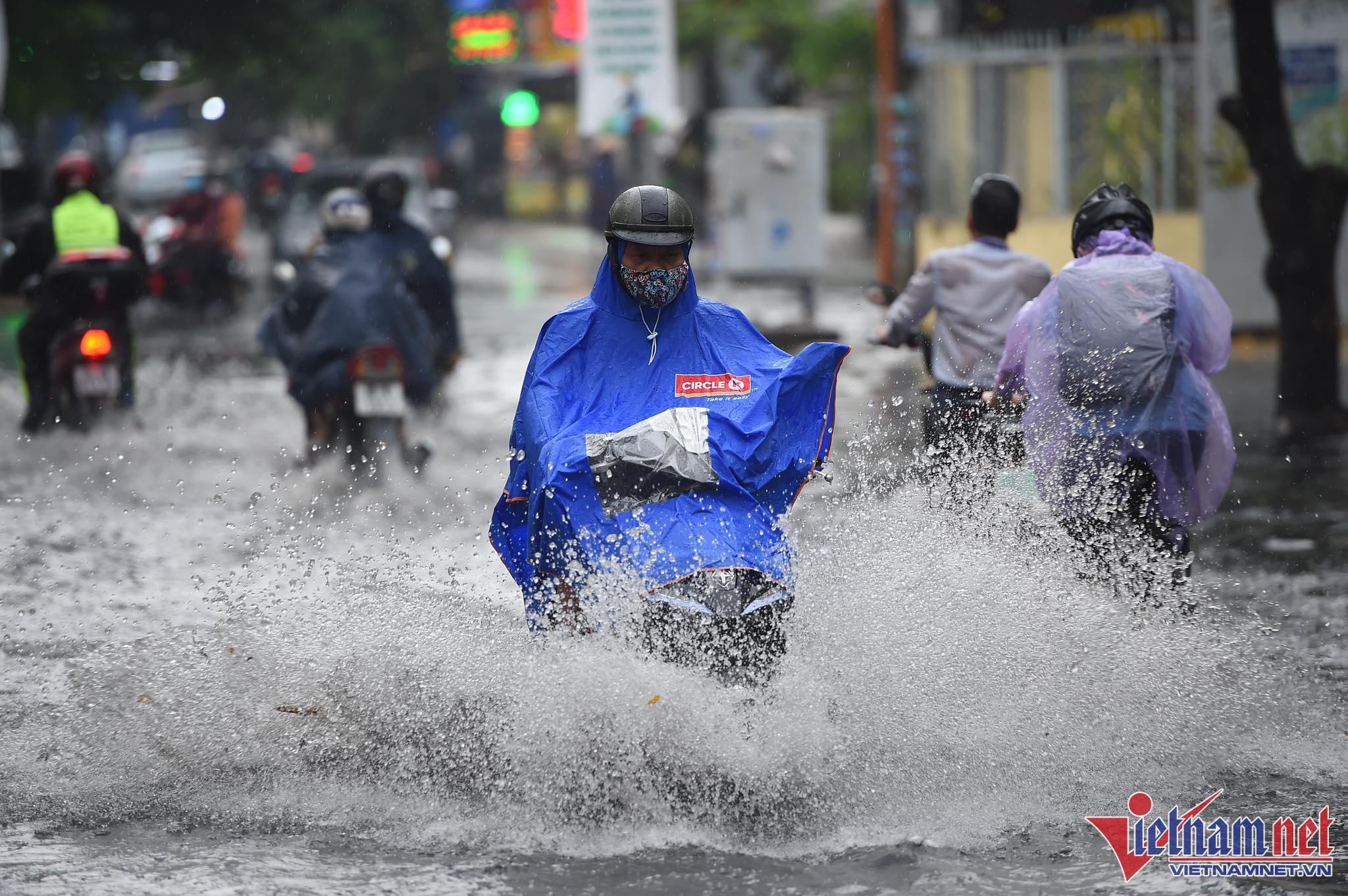 Saigon streets flooded after heavy rains as monsoon, cold snap to lower ...
