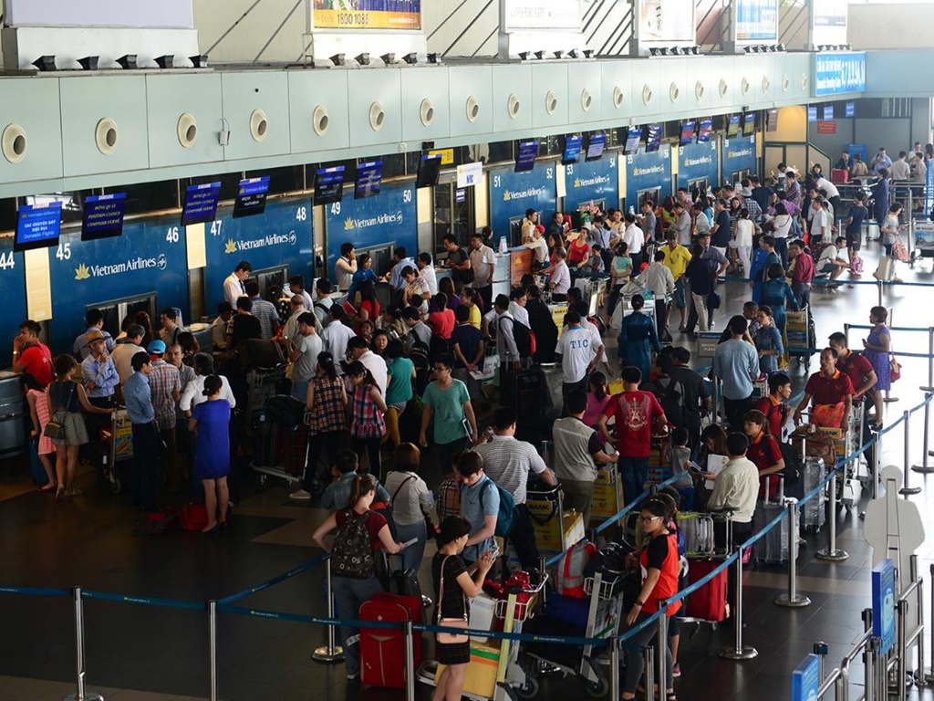 Noi Bai Airport is overloaded, setting record to welcome more than ...
