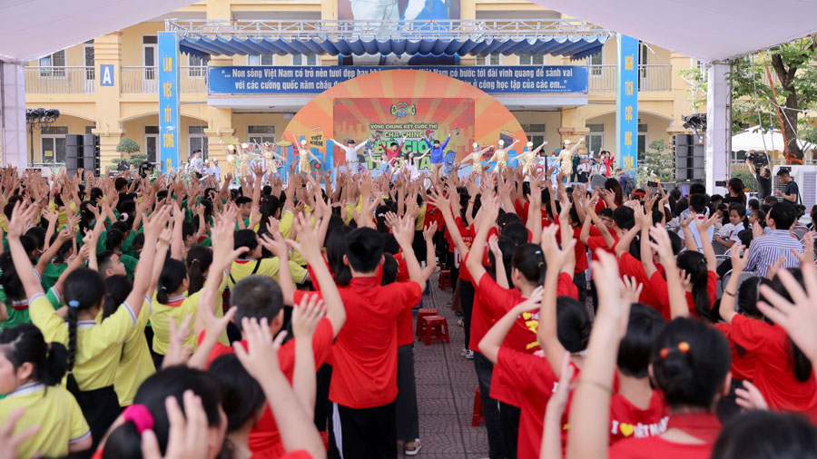 Hundreds of pupils play games to experience financial management skills ...