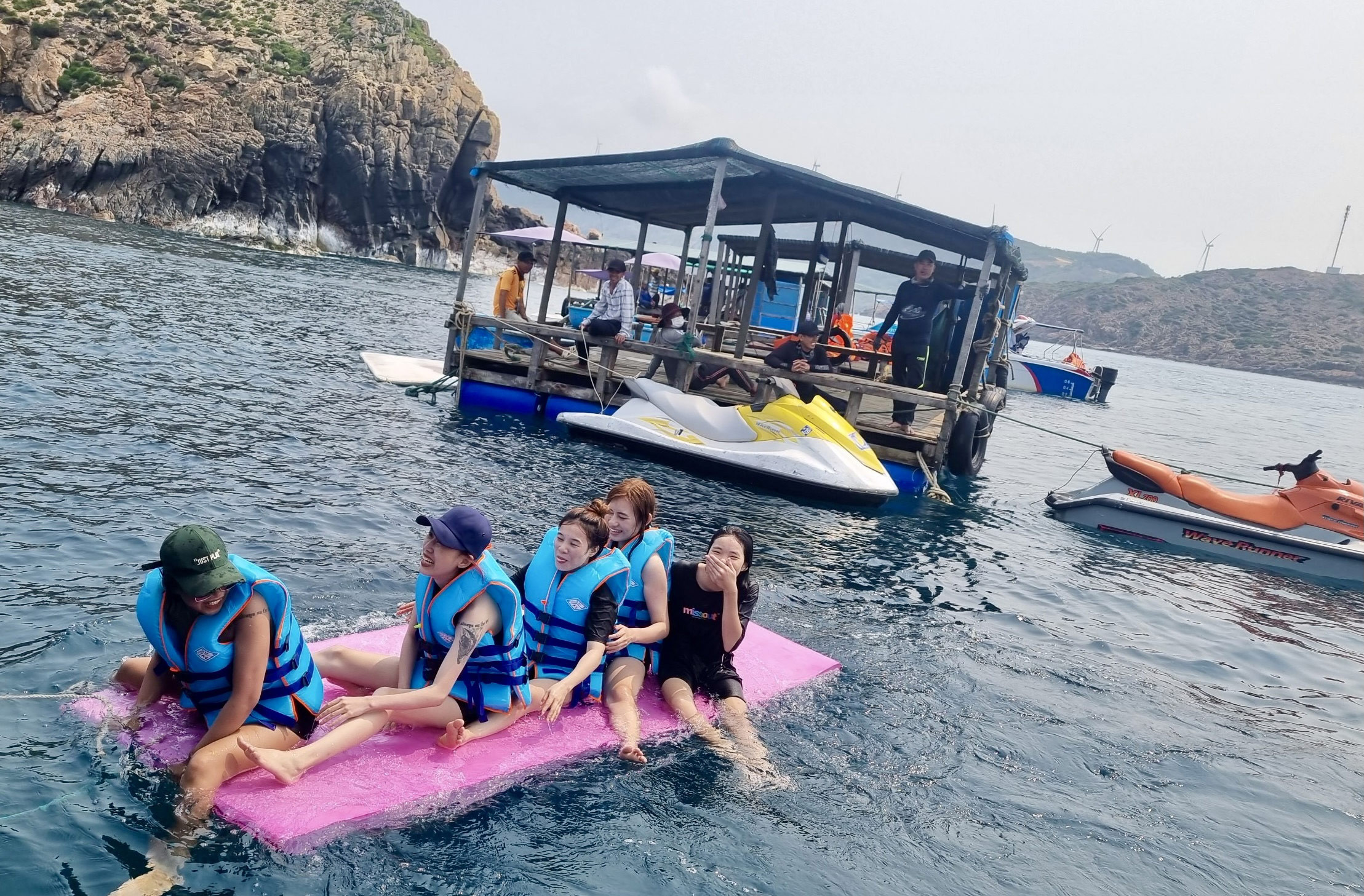 Strictly handle floating rafts for illegal coral viewing in Quy Nhon