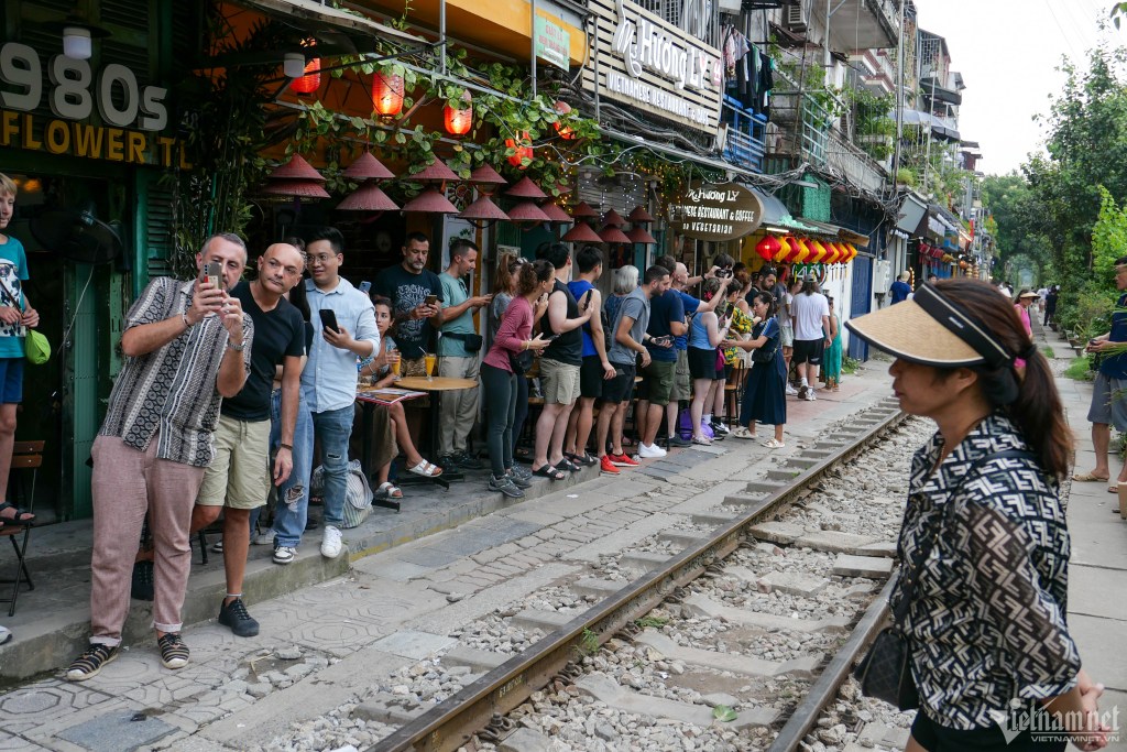 Strict action against cafe owners allowing customers to enter "train ...