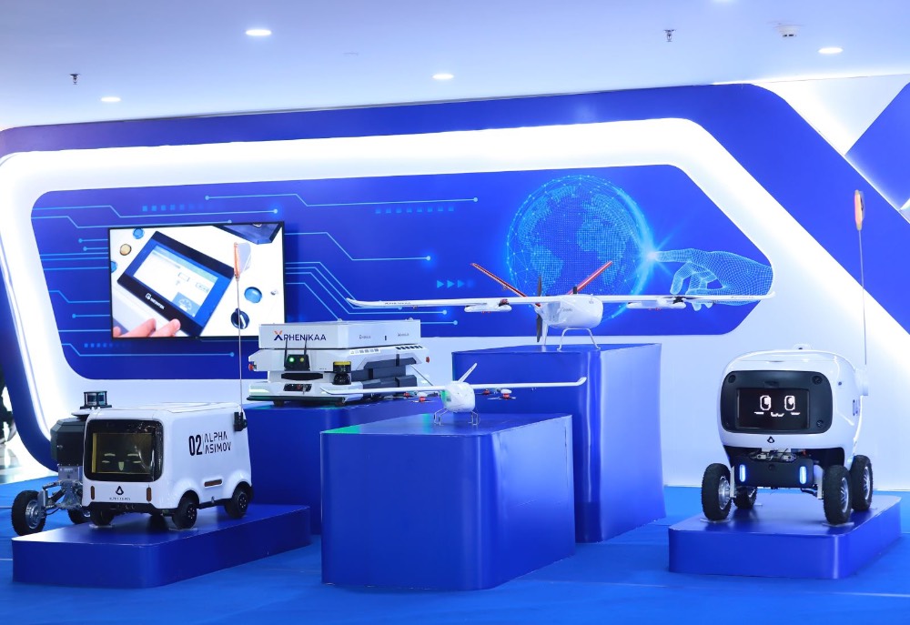 Samsung’s World-First Factory Adopts Phenikaa-X’s AMR Pallet Mover ...