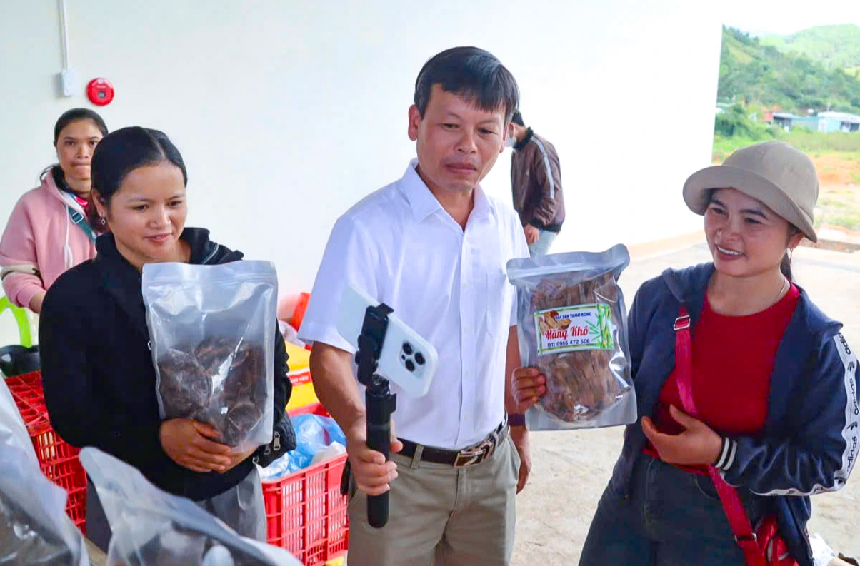 Livestream Selling Helps Mountain Farmers in Tu Mo Rong Earn Beyond ...