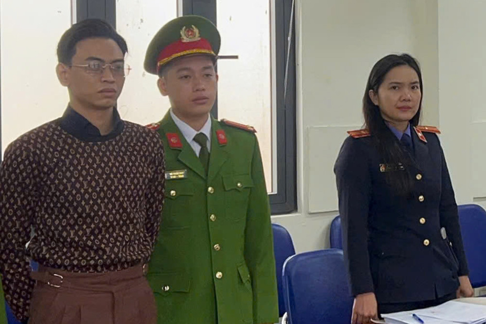 Foreign Man Who Avoided Cameras for 20 Years Goes Viral After ...